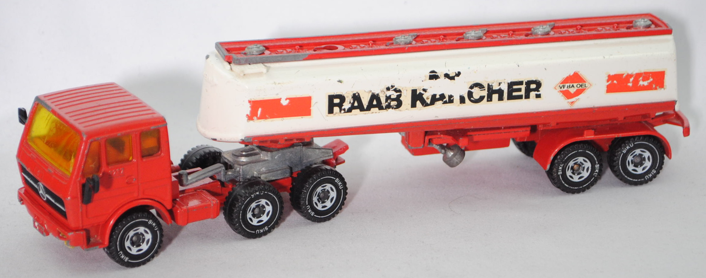 Mercedes-Benz 2232 (Mod. 1974-1977) SZM mit Tankauflieger Schwelm, rot ...