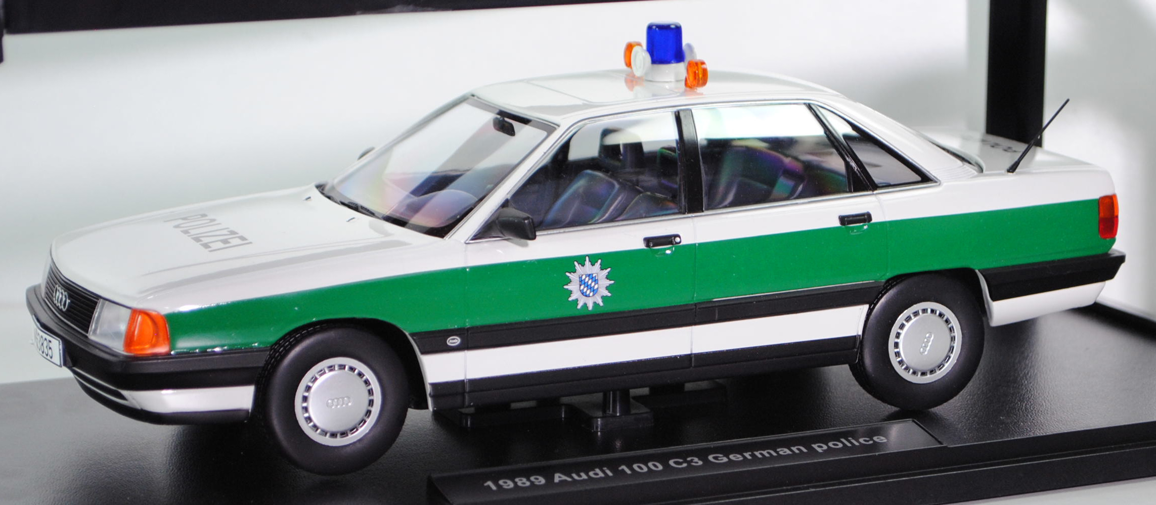 Audi 100 (C3, Typ 44, Facelift 1988, Modell 1988-1991) Polizei Bayern, alpinweiß, TRIPLE9, 1:18 ...