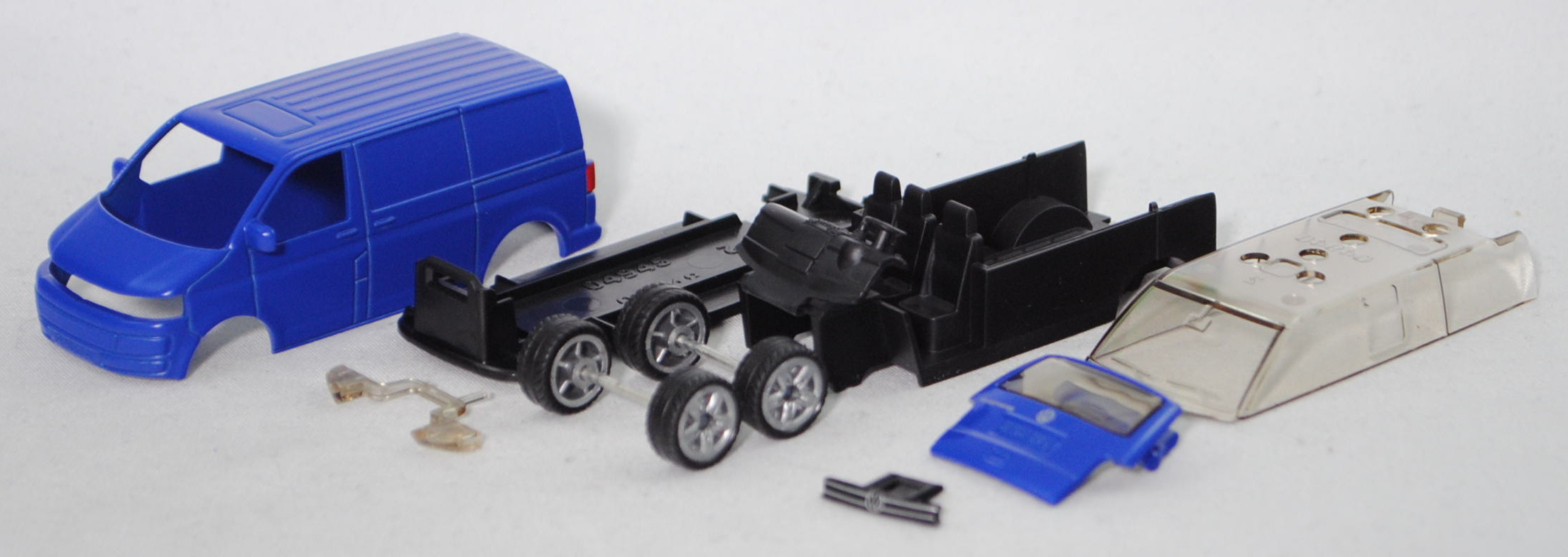 00438 Bausatz VW T5 facelift Transporter (Typ 7H, 1. Facel., Mod. 09-15), h.-ultramarinblau ...